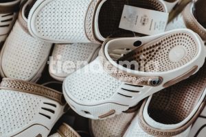 Cómo limpiar las Crocs: Guía de Limpieza 2023 | Tiendamia